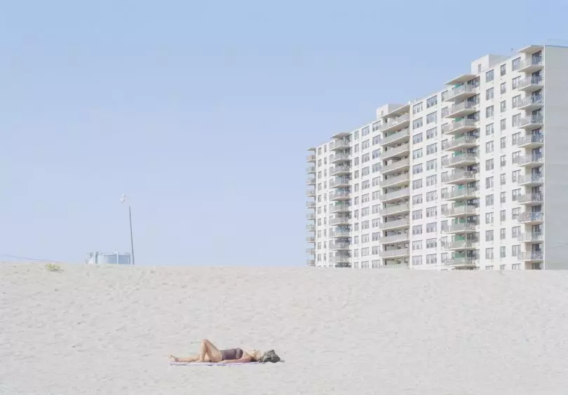 Flotsam: Umělecké fotografie izolovaných opalujících se lidí na newyorské Far Rockaway Beach 2981_2