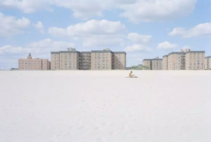 Flotsam: Fyn kunsfoto's van geïsoleerde sonbaaiers op New York se Far Rockaway Beach 2981_3