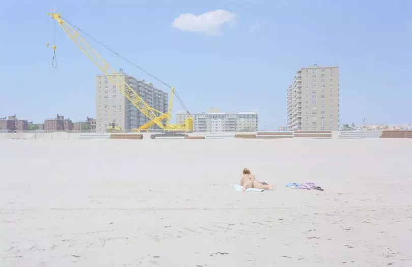 Flotsam: न्यूयोर्कको Far Rockaway Beach मा पृथक सनबाथरहरूको राम्रो कला फोटोहरू 2981_4