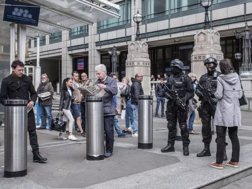 Devant la gare de Liverpool Street, Londres, mai 2017 © Carl de Keyzer / Magnum Photos