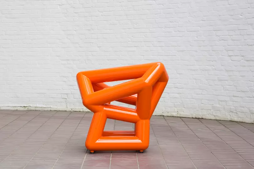 Richard Deacon, 2015, Thời gian nhỏ, thép nhẹ sơn tĩnh điện, 73 x 55 x 80 cm, Courtesey của Richard Deacon và Bảo tàng Middelheim