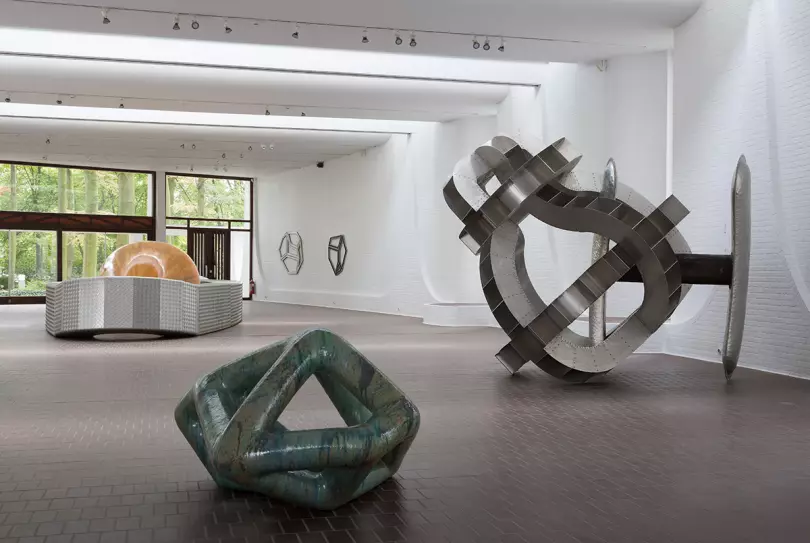 Richard Deacon, (kaliwa) 1992 Bikini, Wood at aluminum 165x1200x350cm, (gitna), 2002 Like You Know, Glazed ceramic 80x135x114cm, (kanan) 1984 Body Of Thought #2, Mix medium, 248x300x258cm