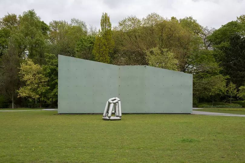 Richard Deacon, 2005, Evrenin Ustaları #1, Paslanmaz Çelik, 163 x 194 x 126 cm, Richard Deacon ve Middelheim Müzesi'nin izniyle