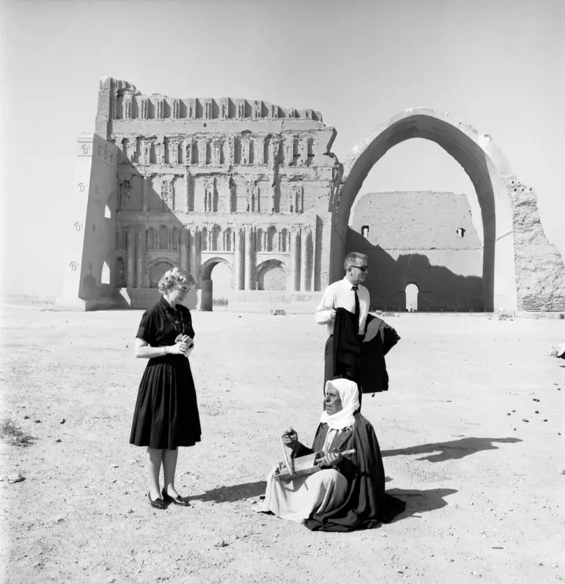 Parella nord-americana a Taq Kasra, Al Mada'in, Salman Pak, Bagdad, 1965 | © Latif Al Ani