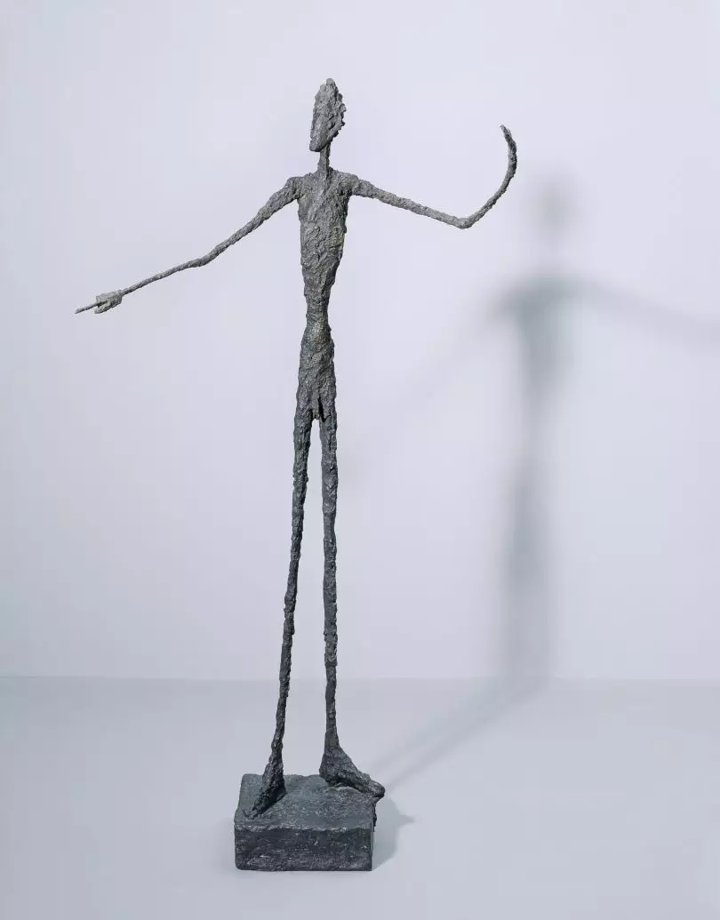 ผู้ชายชี้ 1947 สีบรอนซ์ 178 x 95 x 52 ซม. Tate, ซื้อปี 1949 © Alberto Giacometti Estate, ACS/DACS, 2017