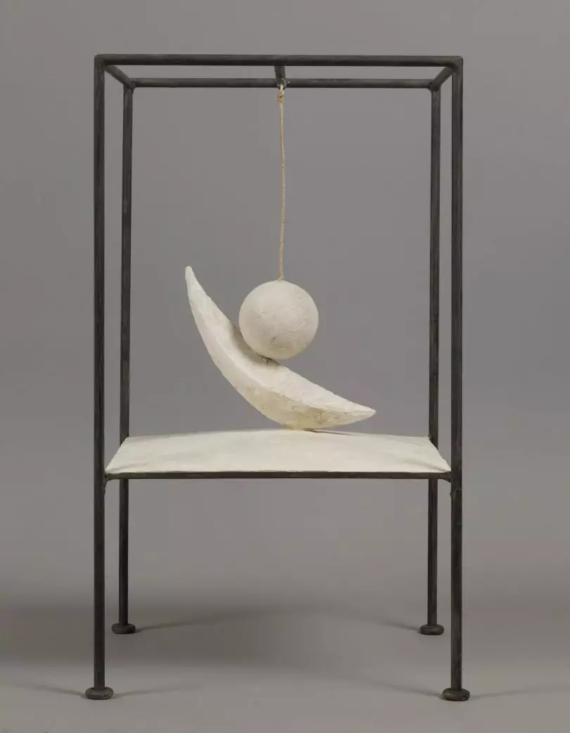 Suspendita Pilko 1930-1931 Gipso kaj metalo 60,6 x 35,6 x 36,1 cm Kolekto Fondation Alberto et Annette Giacometti, Parizo © Alberto Giacometti Estate, ACS/DACS, 2017