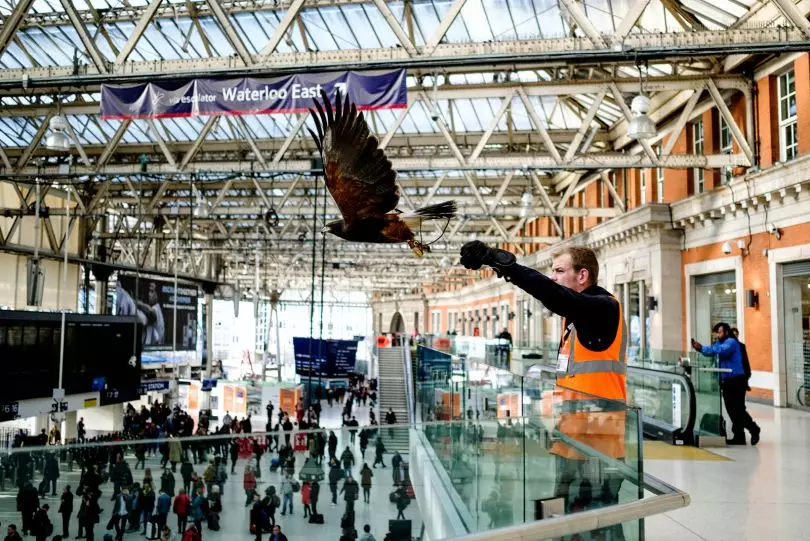 Suratçy Tarik Ahmet Londonyň metrosynda ilkinji 24 sagady dokumentleşdirýär 3128_11