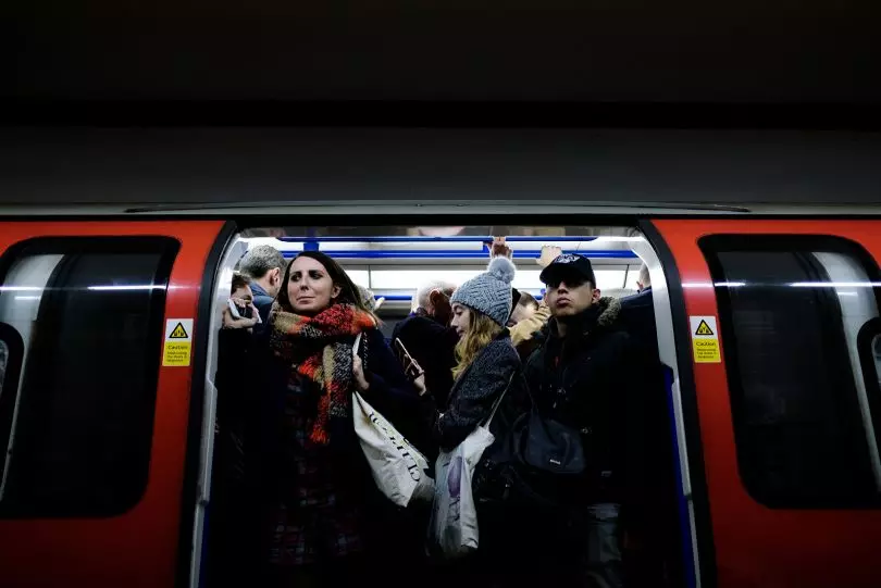 Fotografi Tarik Ahmet dokumenton 24 orët e para në metronë e Londrës 3128_13