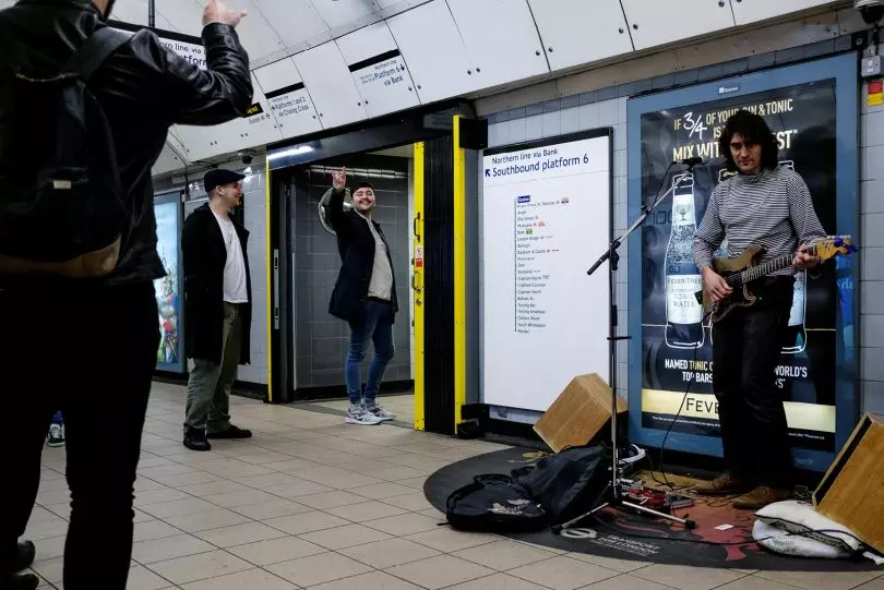 Suratçy Tarik Ahmet Londonyň metrosynda ilkinji 24 sagady dokumentleşdirýär 3128_16