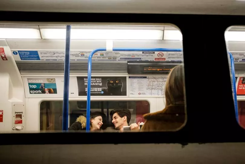 Suratçy Tarik Ahmet Londonyň metrosynda ilkinji 24 sagady dokumentleşdirýär 3128_20