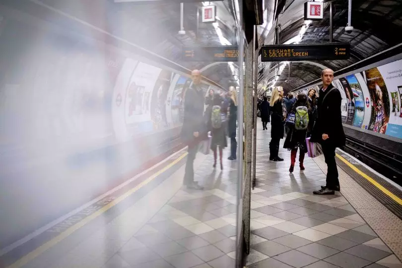 Suratçy Tarik Ahmet Londonyň metrosynda ilkinji 24 sagady dokumentleşdirýär 3128_23