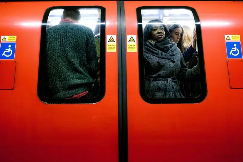 Suratçy Tarik Ahmet Londonyň metrosynda ilkinji 24 sagady dokumentleşdirýär 3128_7