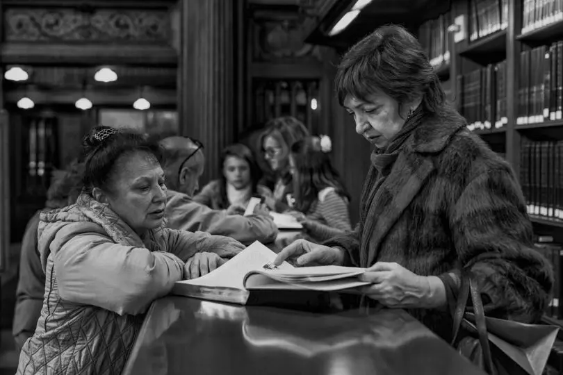 Il fotografo cattura in silenzio la vita nella sala di lettura della Biblioteca pubblica di New York 3135_2