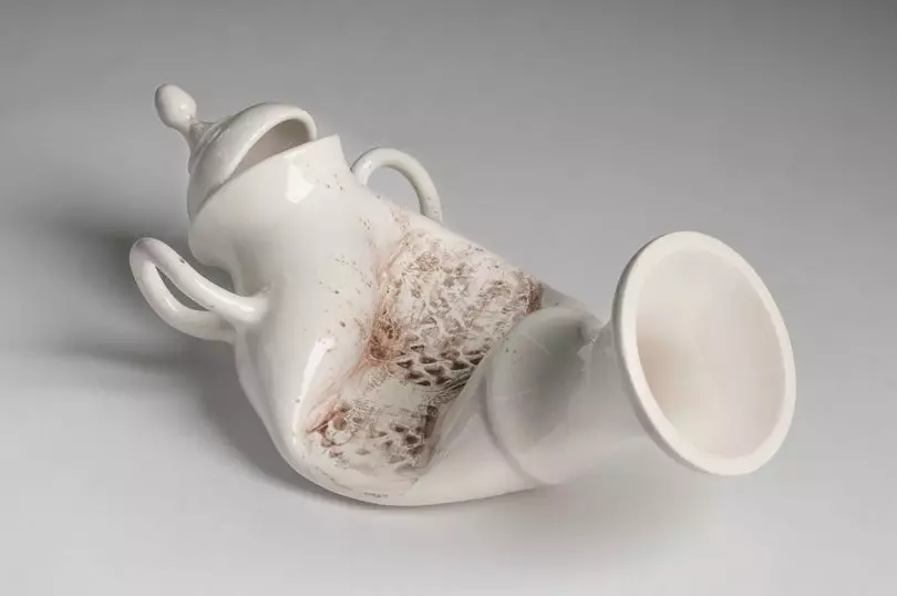 Abuso: o artista vólvese violento coa porcelana para crear esculturas contemporáneas 3146_1