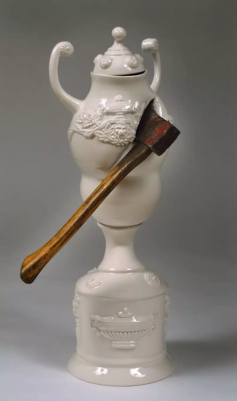 Abuso: o artista vólvese violento coa porcelana para crear esculturas contemporáneas 3146_7