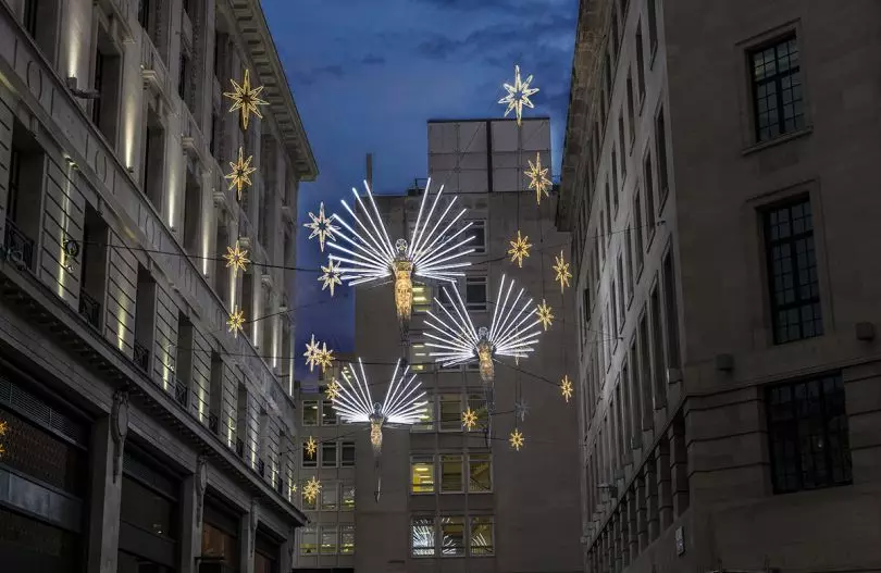Thần Giáng sinh: Tác phẩm điêu khắc thiên thần khổng lồ bay vút trên đường phố London 3150_1