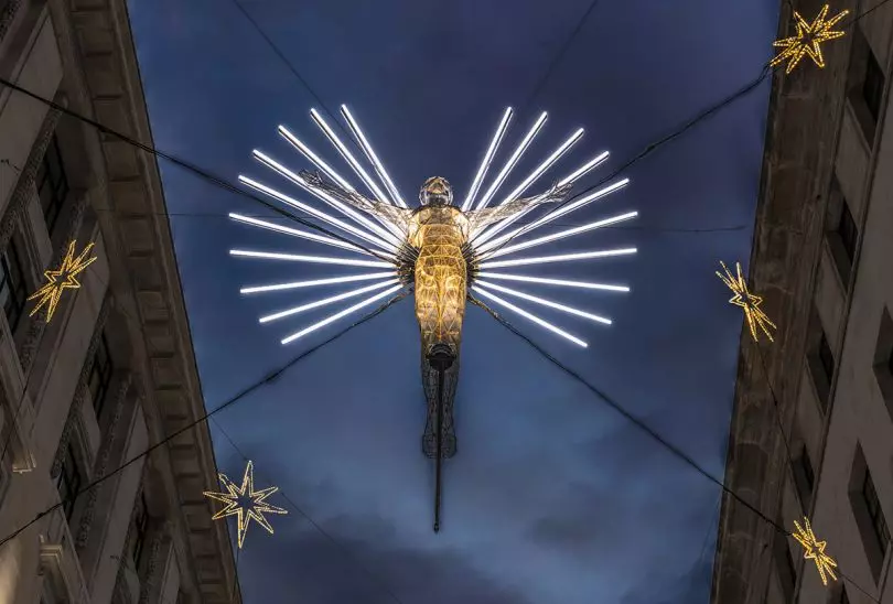 Ziemassvētku gars: Milzu eņģeļu skulptūras paceļas virs Londonas ielām 3150_10