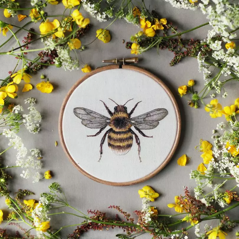 Obras de arte de argola delicadamente bordadas da vida selvagem por Emillie Ferris 3160_1