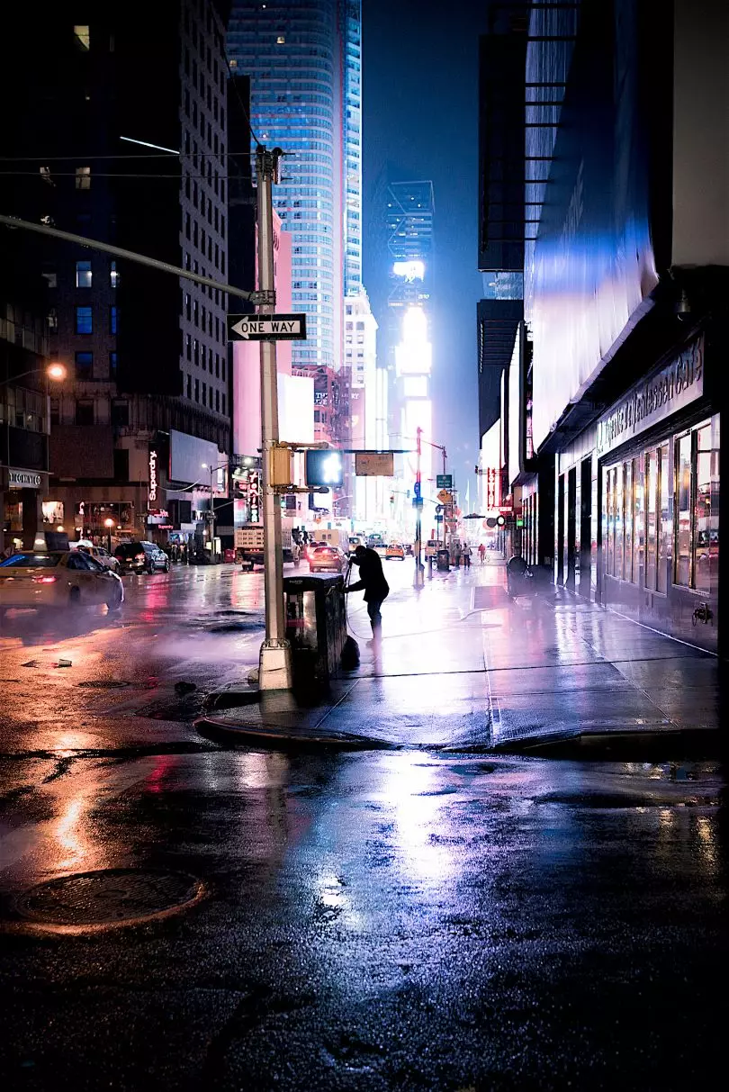 Times Square Reflections: Stefano Gardel tourne l'appel nocturne de la Big Apple 3161_2