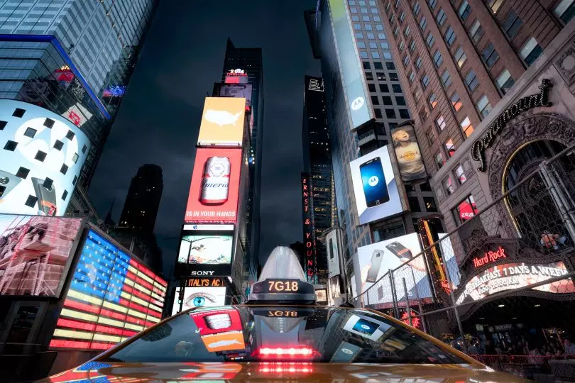 Times Square Reflections: Stefano Gardel tourne l'appel nocturne de la Big Apple 3161_5