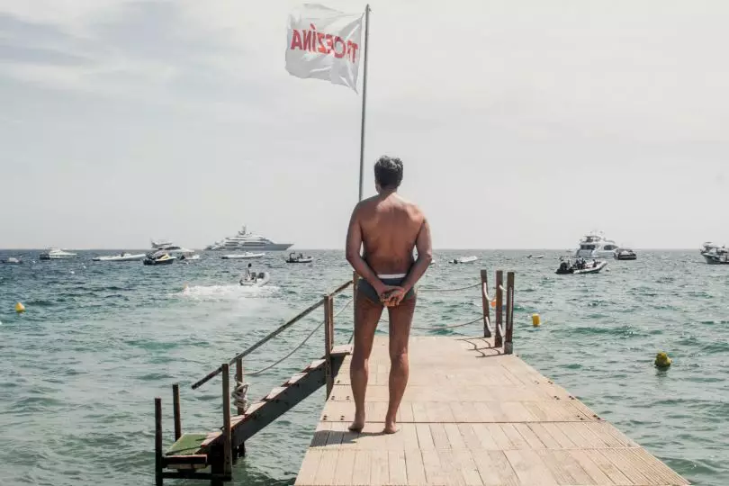 Beach Life: una intrigant exploració fotogràfica de la vida en una platja de Saint-Tropez 3198_12