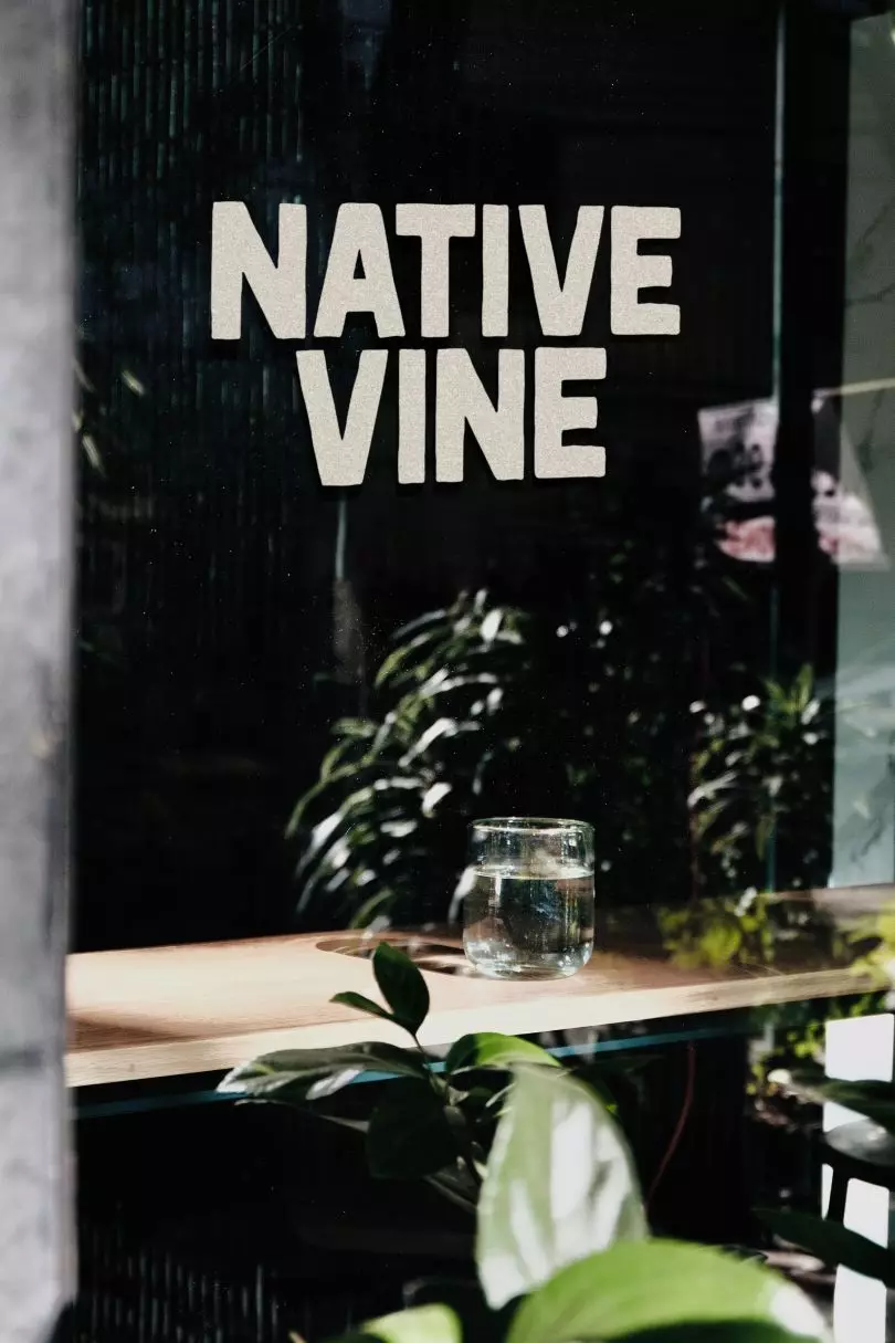 Новиот идентитет на Fiasco за Native Vine ги доловува боите, вкусовите и несовршеностите на органското вино 319_3