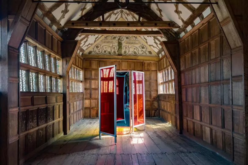 Осенние огни: художница Лиз Уэст проливает новый свет на старинный зал 16 века. 3217_2