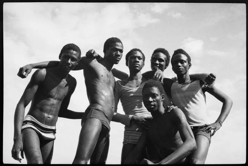 الشاطئ ، 1974 - © Malick Sidibé | بإذن من Galerie MAGNIN-A ، باريس