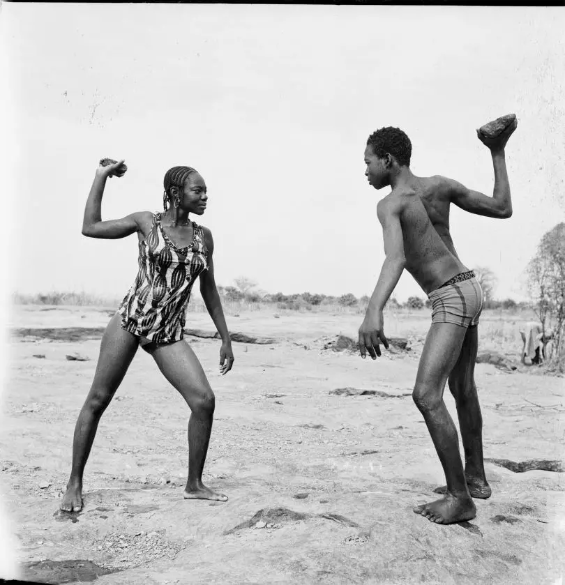 Combat des amis avec pierres, 1976 - © Malick Sidibé | Cortesia da Galeria MAGNIN-A, Paris