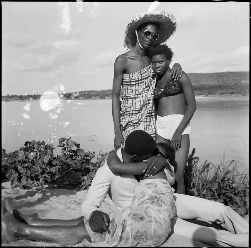 Les Retrouvailles au bord du fleuve Niger, 1974 - © Malick Sidibé | ဂါလာရီ MAGNIN-A၊ ပါရီ