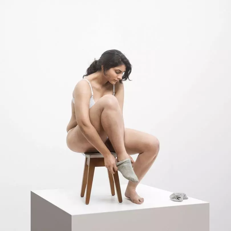 Intimitate hiperrealistă: fotografie de Manuel Archain care se preface a fi sculptură 3221_4