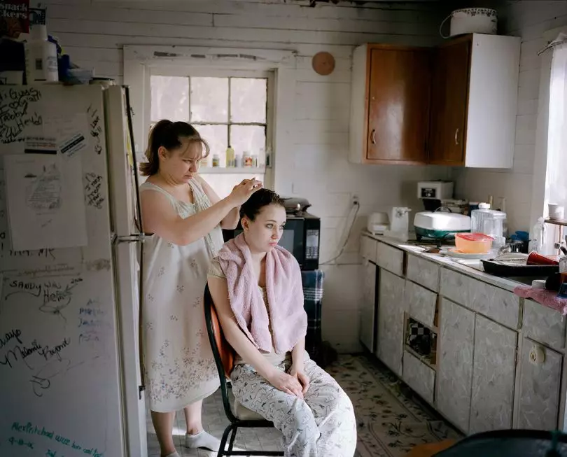 Ova fotografija je snimljena u umirućem rudarskom gradu St Charlesu, koji se nalazi u prekrasnim Appalachian planinama iza magle. © Hannah Modigh. Pobjednik Portrait Single Image, Magnum i LensCulture Photography Awards 2016.