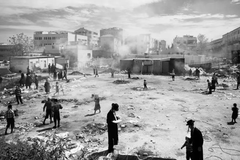 Πασχαλινές προετοιμασίες, Mea Shearim. Το Πάσχα είναι μια γιορτή κατά την οποία ο εβραϊκός λαός μνημονεύει την απελευθέρωσή του, από τον Θεό, από τη σκλαβιά στην Αίγυπτο καθώς και την ελευθερία του ως έθνους υπό την ηγεσία του Μωυσή. Οι προετοιμασίες για το Πάσχα είναι πολύ χαοτικές. Υπάρχουν μεγάλα κέντρα, διάσπαρτα σε διαφορετικές τοποθεσίες σε όλη τη γειτονιά, όπου κάθε ομάδα κατοίκων καίει το παλιό τους ψωμί για να κάνει χώρο για κάτι νέο. Αυτό το είδος ψωμιού παρασκευάζεται ειδικά για το Πάσχα και φέρει το όνομα