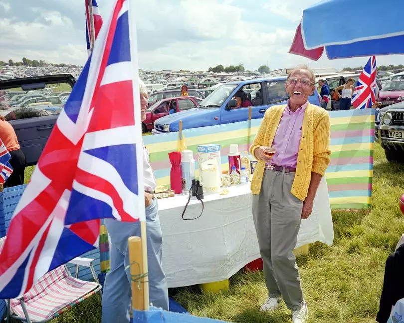 Пикник на паркинга в Деня на Дербито на Epson Downs Racecourse, юни 2001 г. © Peter Dench