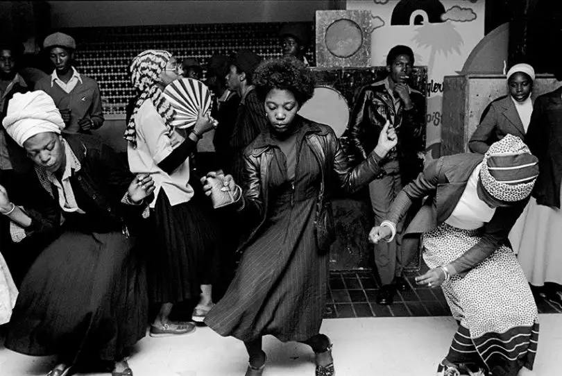 Fete dansând în Wolverhampton Club, 1978 © Chris Steele-Perkins / Magnum Photos