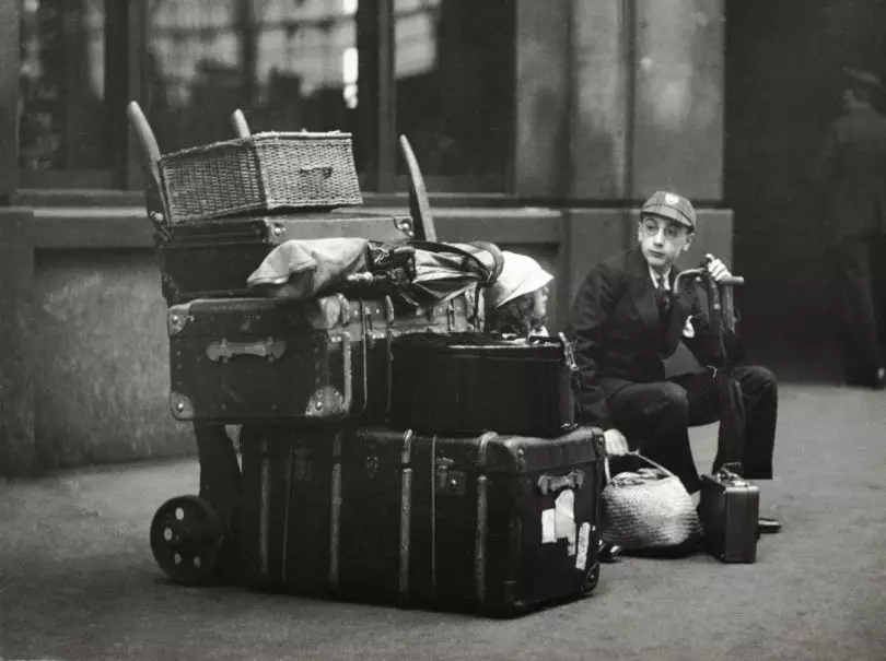 Escolar amb equipatge, estació de Paddington, Londres, 1933, © Emil Otto Hoppe