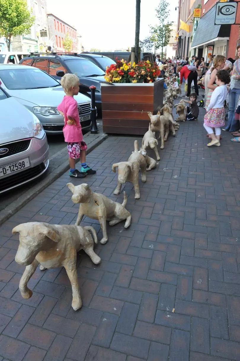 Aikin Kare: 120 wasan papier-mâché pooches da aka saki a cikin County Cork 3278_14