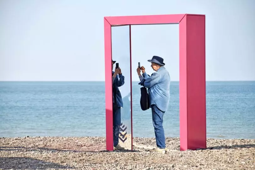 Ogromna, svetla in zrcalna vrata se pojavijo na plaži Worthing 3279_3