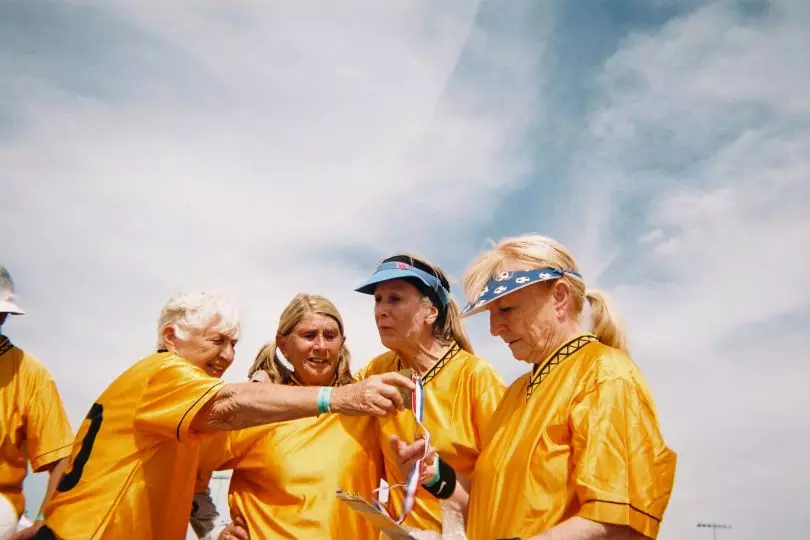70-იანი წლების ქალთა გუნდი The Sockers ლას-ვეგასის მეგობრობის თასის დროს აშშ-ში (2021) ჯუდი ვორქსი და შენონ სიგელი/გოლ დაწკაპუნება