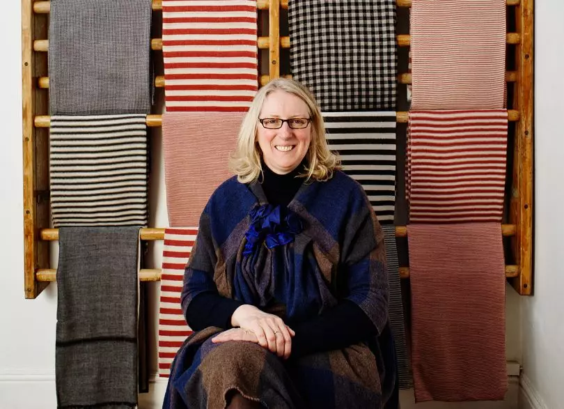 Polly Leonard dalam mendominasi industri tekstil dengan memperjuangkan bakat desain mentah 3294_1