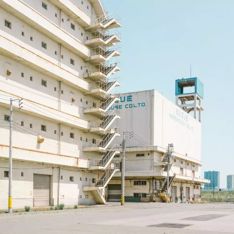 Minimalistiske fotografier som plukker ut fargen, symmetrien og mønstrene til byene 3300_14