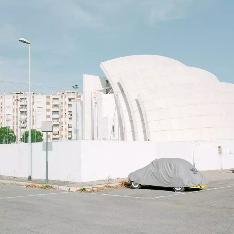 Minimalistiske fotografier som plukker ut fargen, symmetrien og mønstrene til byene 3300_15