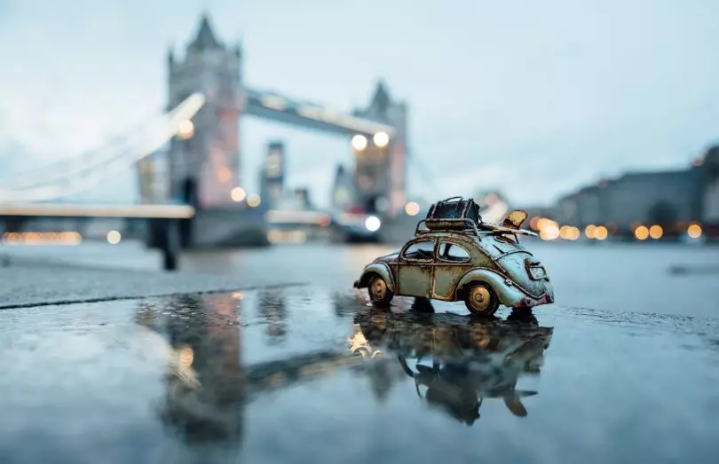 Mașini de călătorie: fotograful trece prin mini-aventuri interesante cu mașini de jucărie minuscule 3304_1