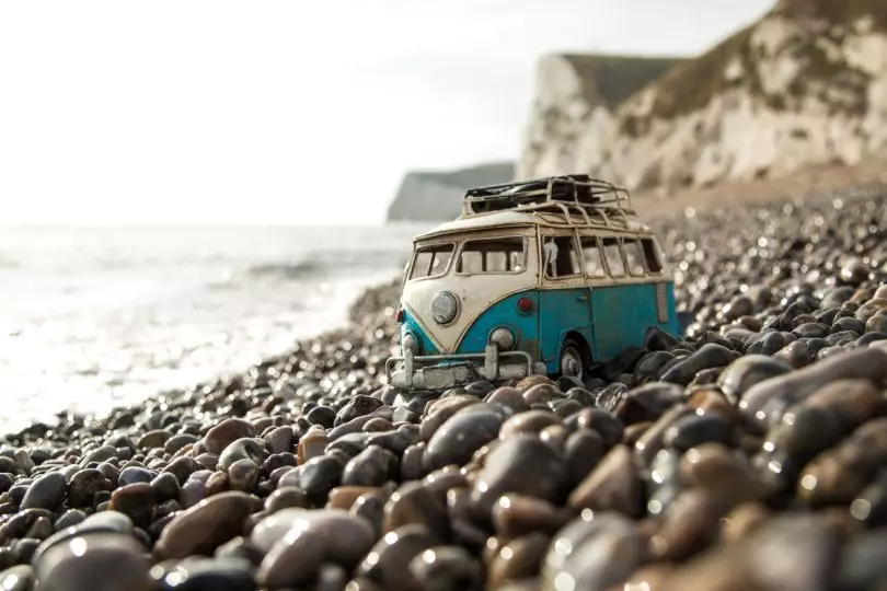 Ô tô du lịch: Nhiếp ảnh gia thực hiện những chuyến phiêu lưu nhỏ thú vị với những chiếc ô tô đồ chơi nhỏ bé 3304_11