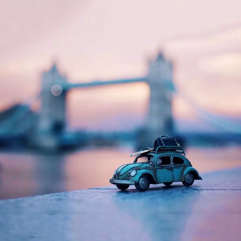 Mașini de călătorie: fotograful trece prin mini-aventuri interesante cu mașini de jucărie minuscule 3304_12