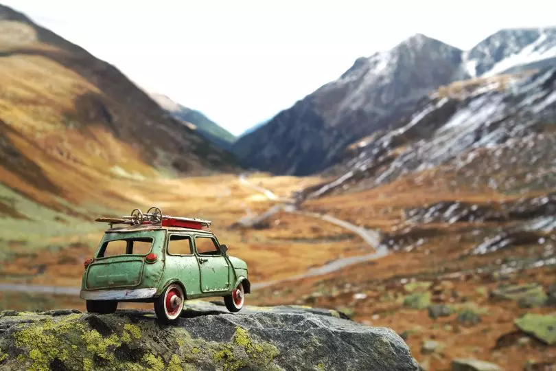 Mașini de călătorie: fotograful trece prin mini-aventuri interesante cu mașini de jucărie minuscule 3304_13