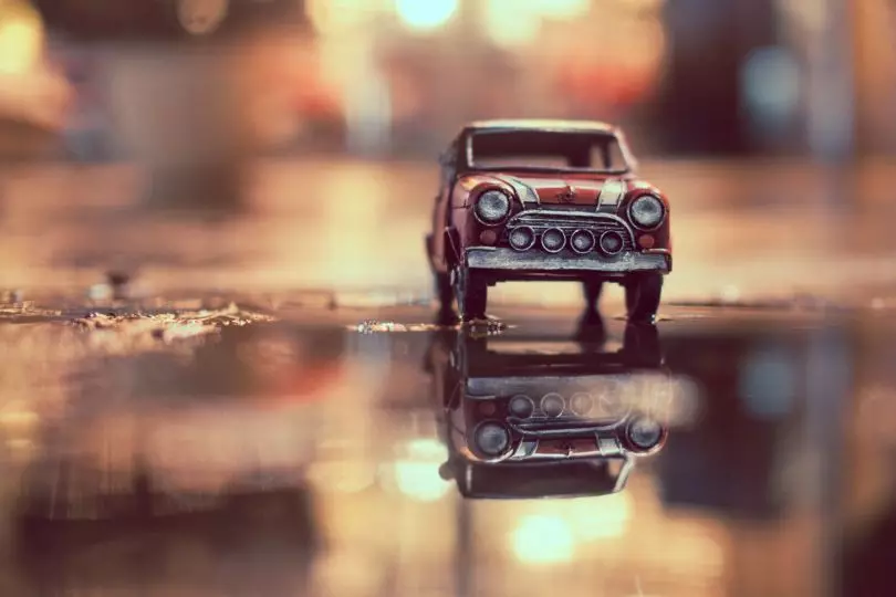 Keliaujantys automobiliai: fotografas leidžiasi į įdomius mini nuotykius su mažais žaisliniais automobiliais 3304_16