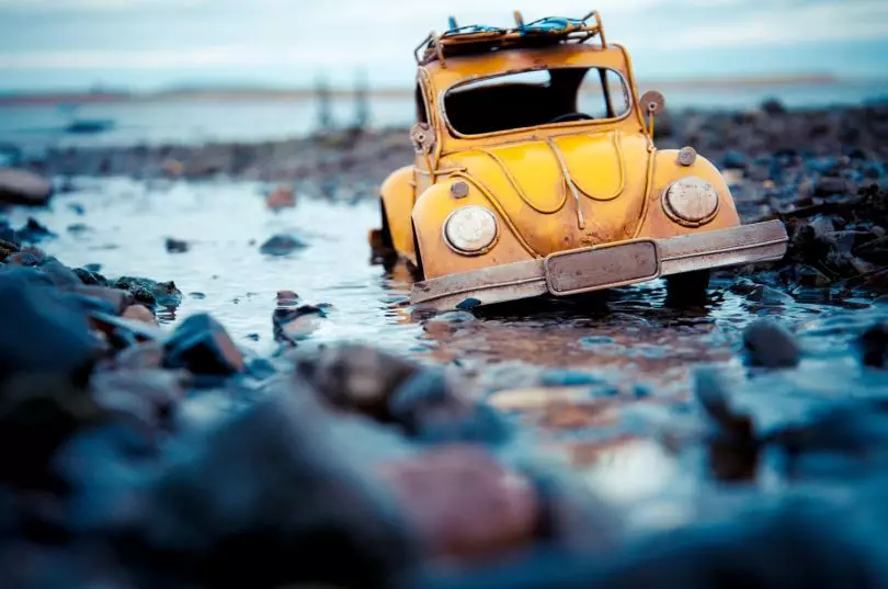 Reisende Autos: Der Fotograf begibt sich mit winzigen Spielzeugautos auf aufregende Mini-Abenteuer 3304_3