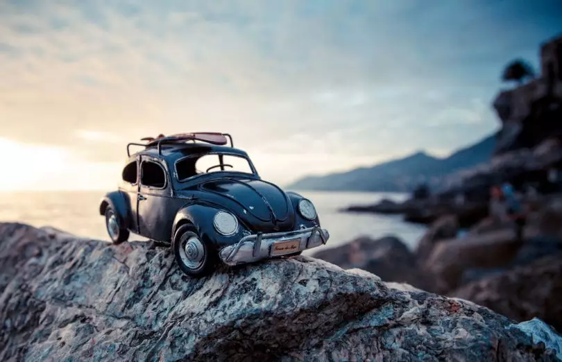 Reisende Autos: Der Fotograf begibt sich mit winzigen Spielzeugautos auf aufregende Mini-Abenteuer 3304_6