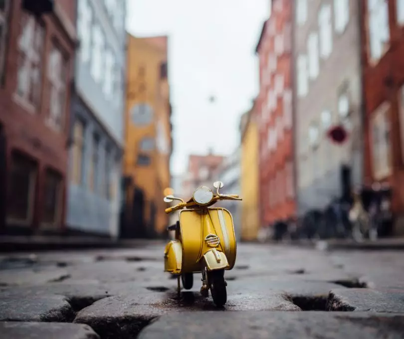 Travelling Cars: Photographer goes on exciting mini adventures with tiny toy cars 3304_7